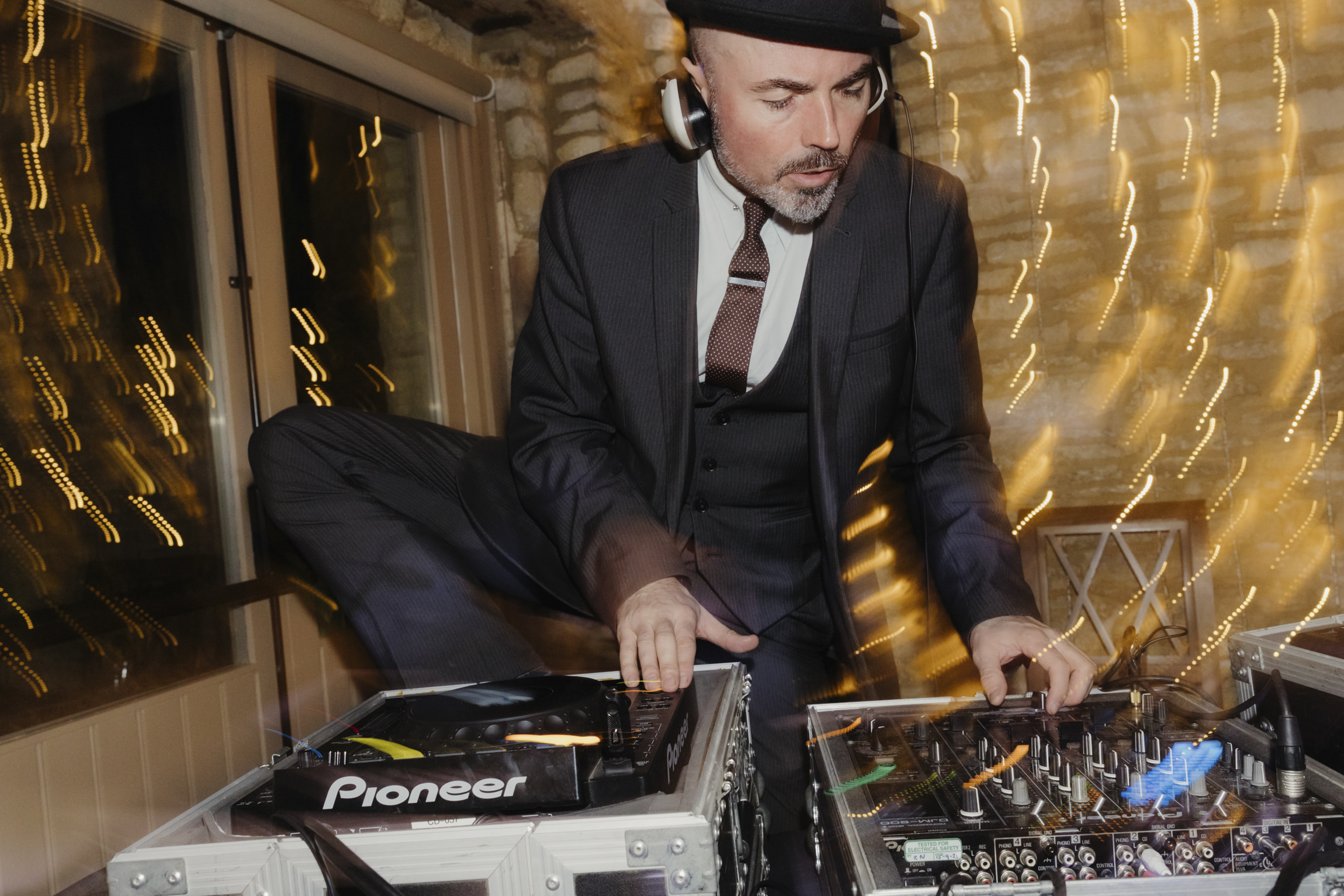 How to Hire the Perfect Oxfordshire Wedding DJ